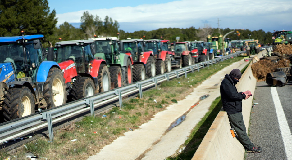 Hiszpania: Rolnicy blokują autostrady i plądrują pojazdy z żywnością z ... Hiszpania: Rolnicy blokują autostrady i plądrują pojazdy z żywnością z ...