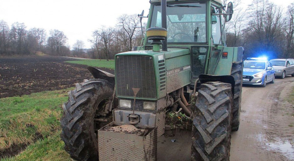 Traktorzysta zabrudził drogę błotem. Miał prawie 3 promile Traktorzysta zabrudził drogę błotem. Miał prawie 3 promile